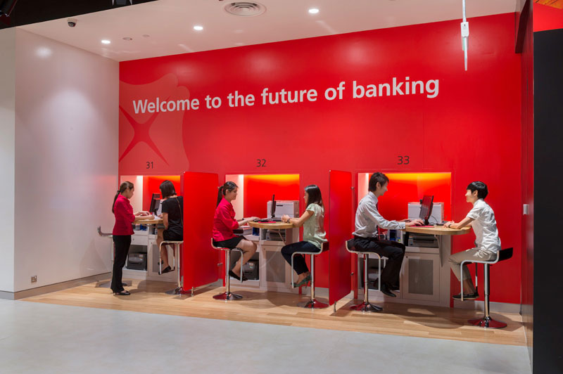 Filiala fanion a DBS (Singapore): iPad-uri, rânduri și formulare electronice, asistenți virtuali ...